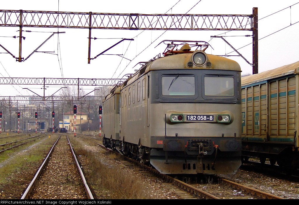 182 058-8 + 182 092-7